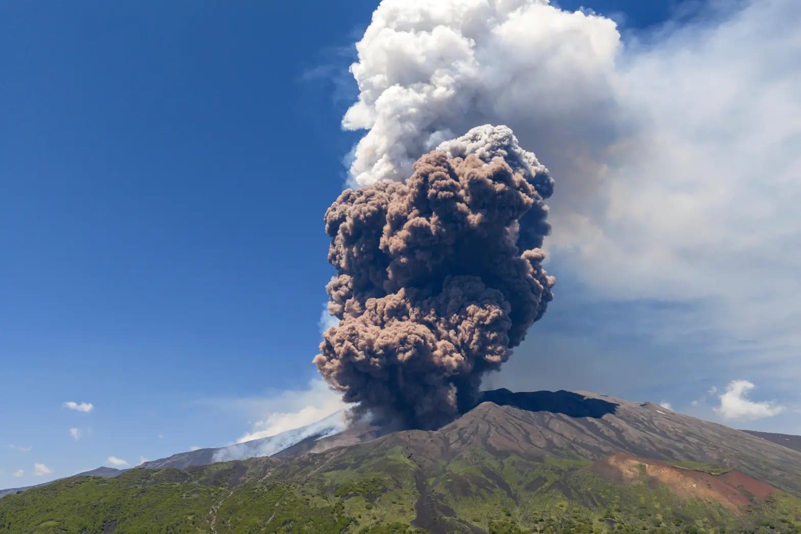 La ESA publica una increíble imagen de la eurpción del monte Etna desde el espacio